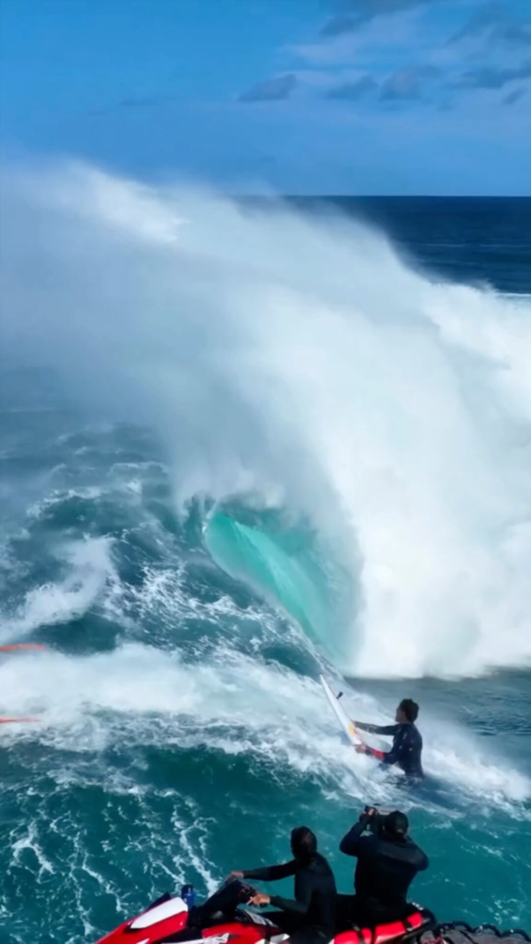 Nefertari on GETTR : surfing L