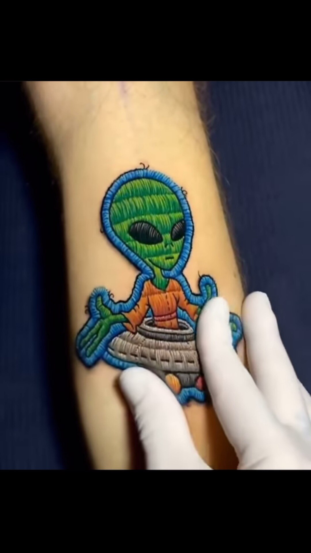 Handong💥 on GETTR : This tattoo looks real 😲