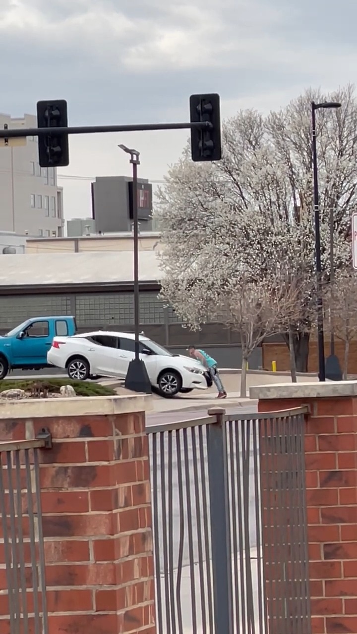 Nicholas (德农惩贼冲锋队) on GETTR : Bad driving means teetering your car