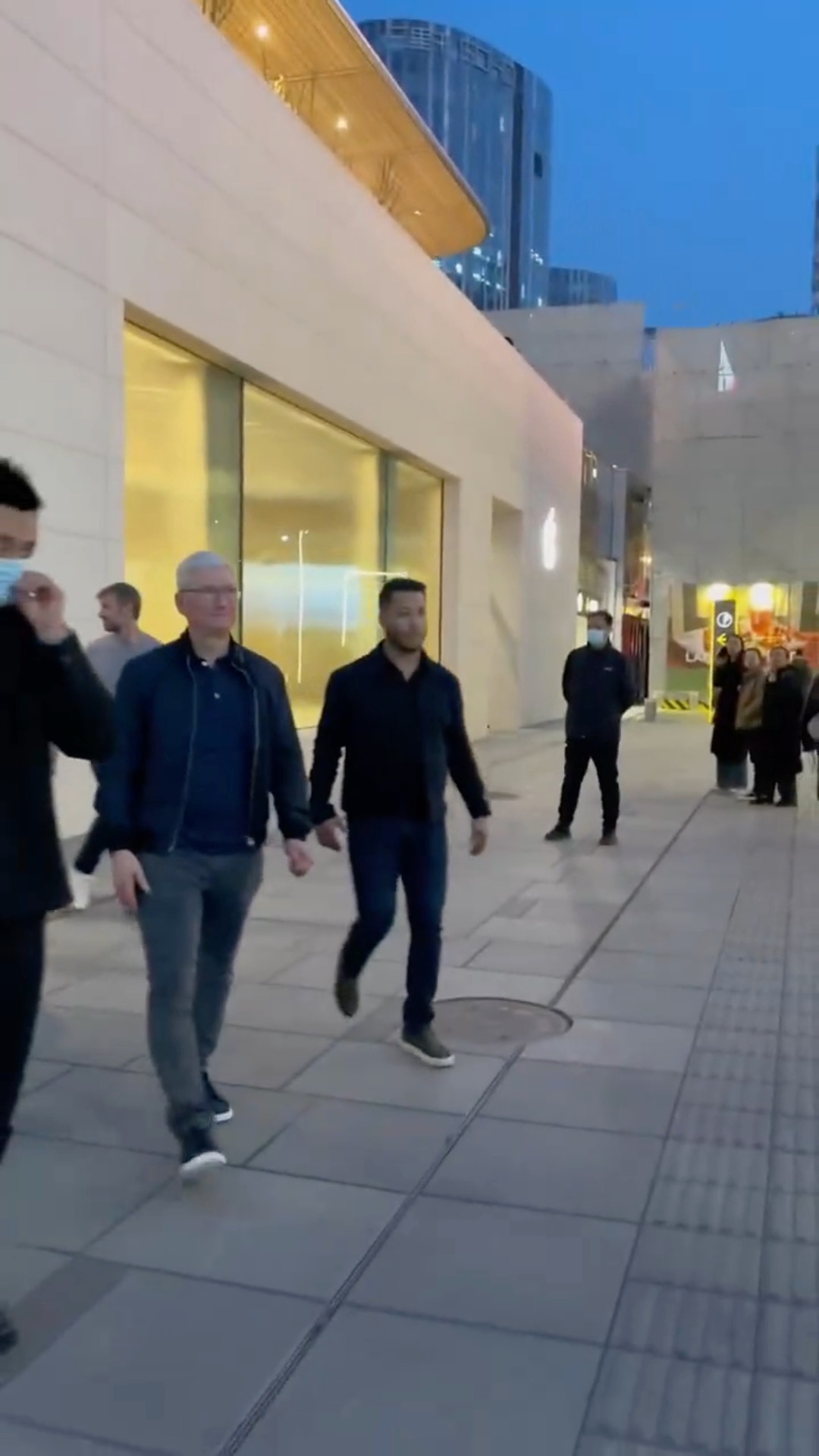 Nicholas (德农惩贼冲锋队) on GETTR: Apple CEO Cook appeared in Sanlitun ...