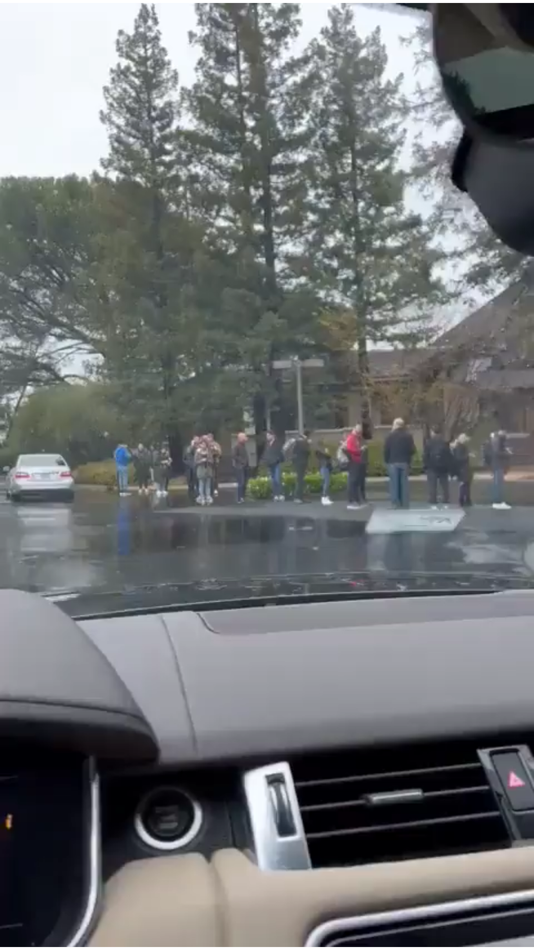 Louis Wang on GETTR: 🚨 Massive line forms outside Silicon Valley Bank ...