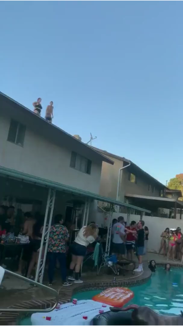 ️Amazing Posts😋 on GETTR : Woman jumps off roof into pool 😳