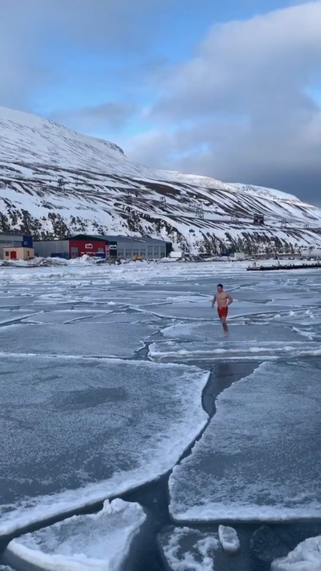 Nefertari on GETTR : ice jumping