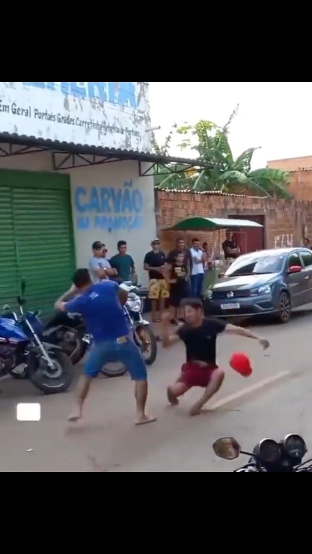 Handong💥 on GETTR: ⚠️⚠️Drunk men fighting in the street!