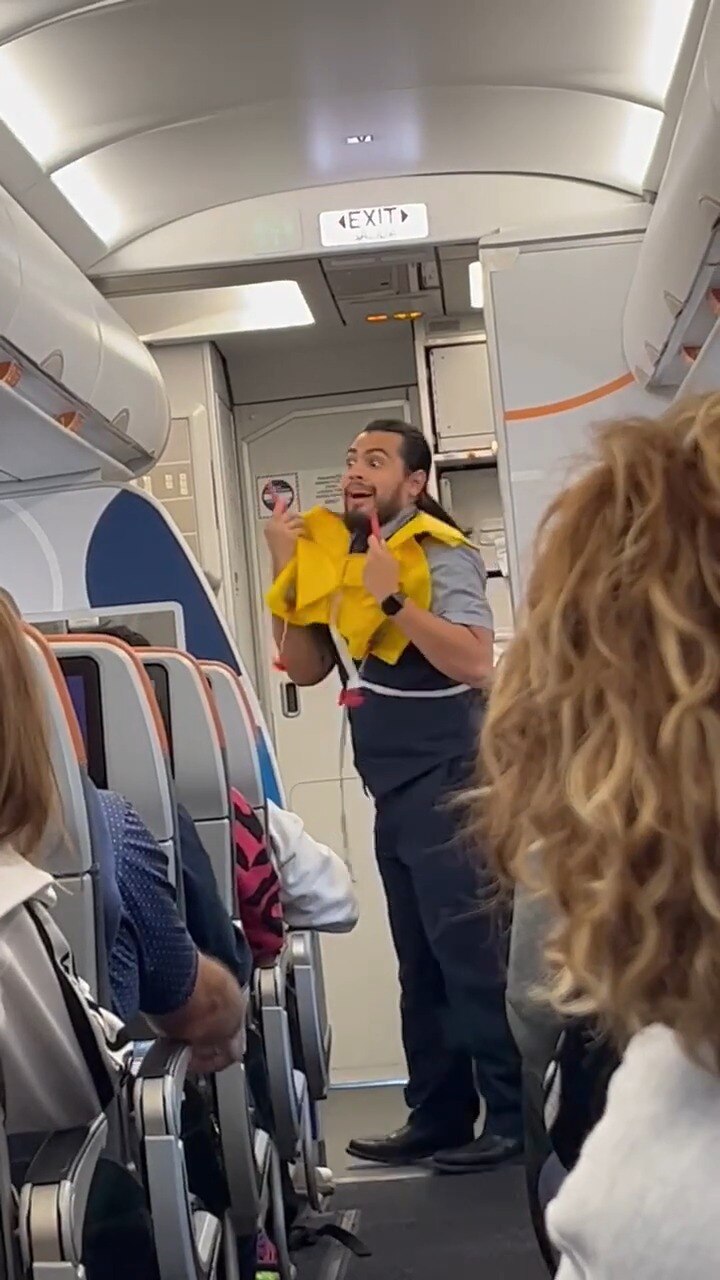 Nicholas (德农惩贼冲锋队) on GETTR : Funny safety demonstration by jetblue ...