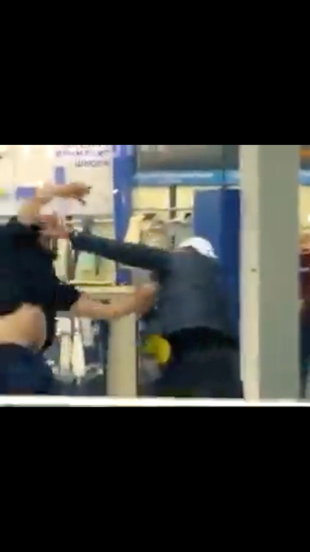 好果🍒 on GETTR : YouTube Prankster #KO's aggressive Employee with a Phenomenal Kick...💥💥